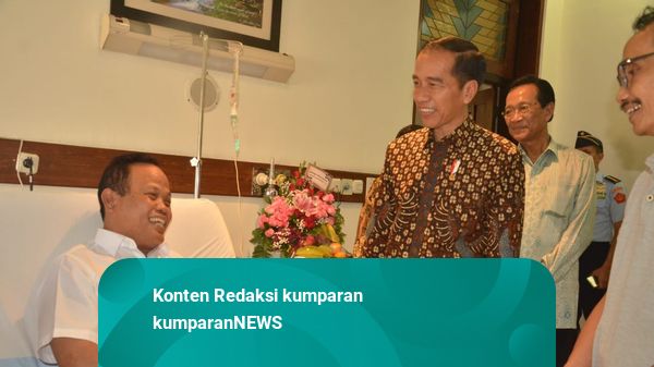 Jokowi Sempat Jenguk Inisiator Mobil Esemka Sukiyat di Yogyakarta ... Jokowi Sempat Jenguk Inisiator Mobil Esemka Sukiyat di Yogyakarta ...